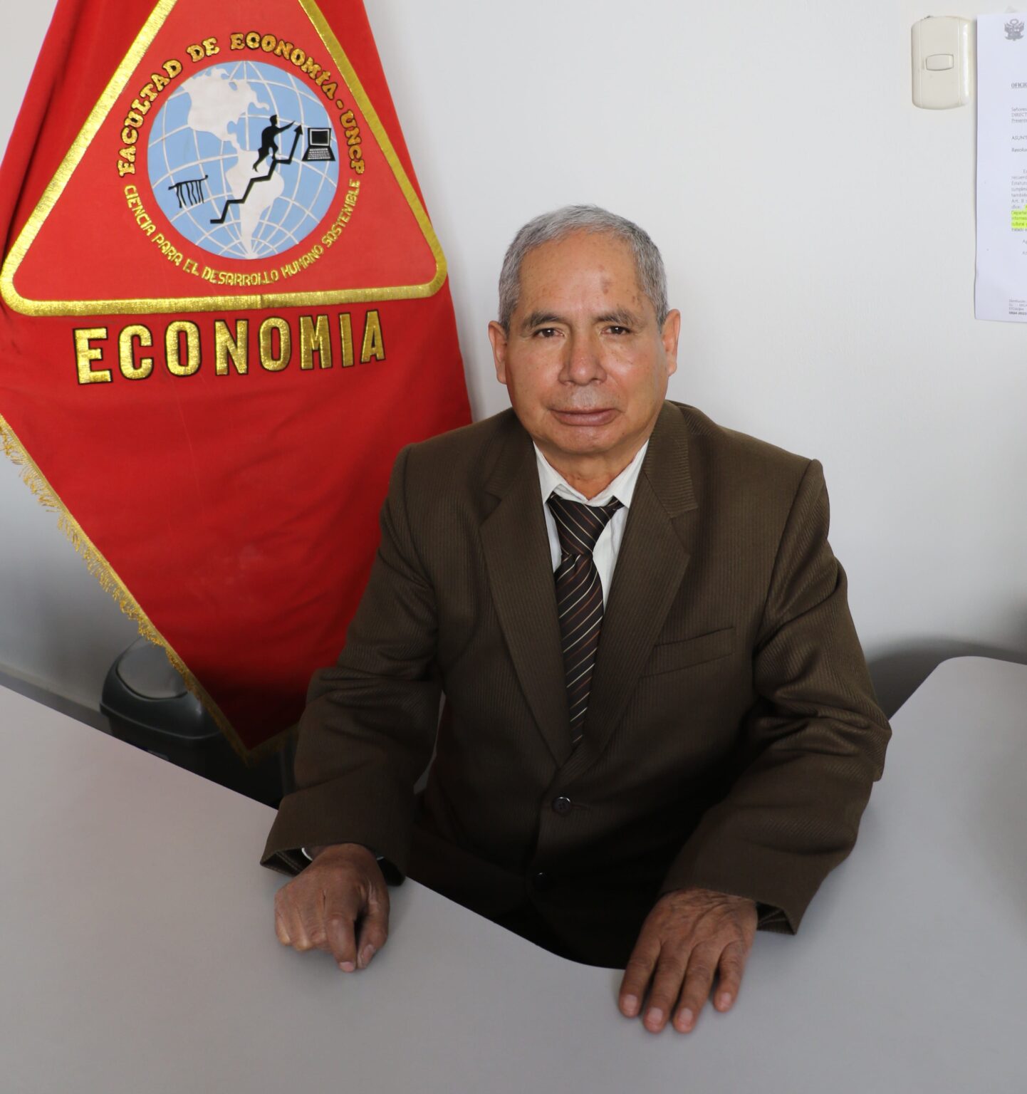 EDGAR CESAR SALVATIERRA COLONIO – Facultad de Economía